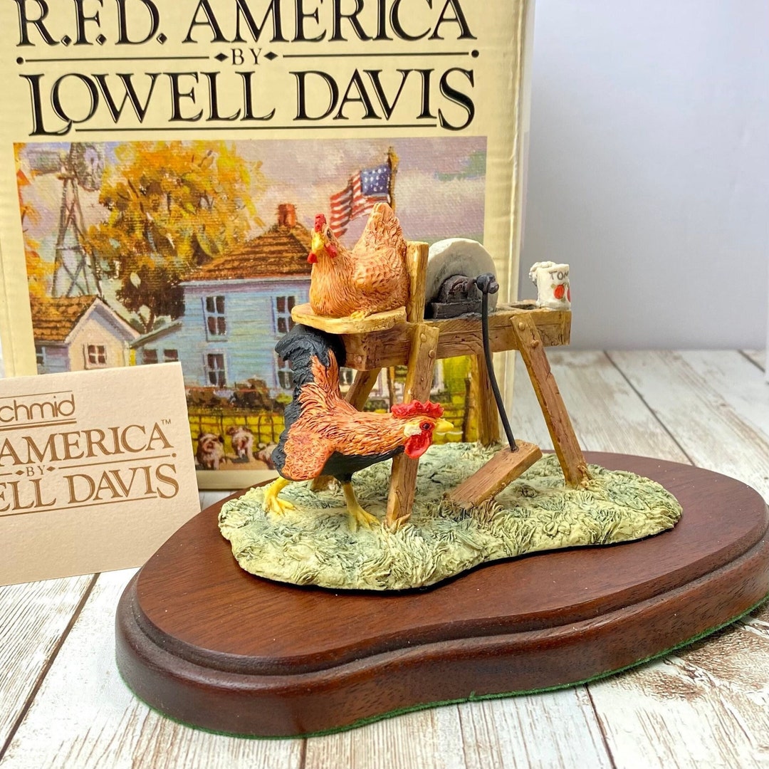 Vintage 1991 Lowell Davis Figurine on Wooden Display Base She Lay Low ...
