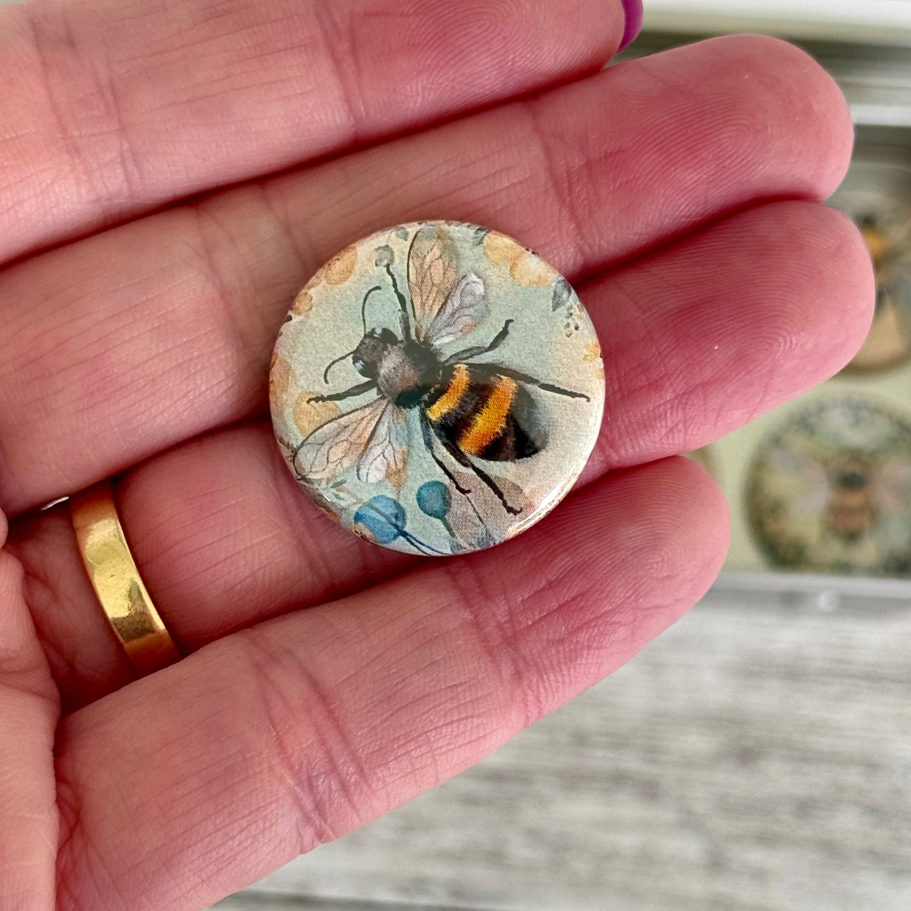 NEEDLE MINDERS or MAGNETS Set of 6 in Storage Tin - Bumblebees - 1 Inch ...