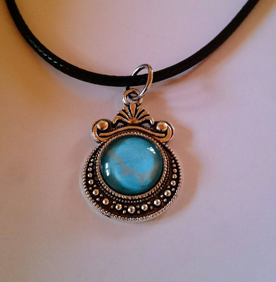 Colgante de metal plateado vielli y cabujón de vidrio azul - Etsy España