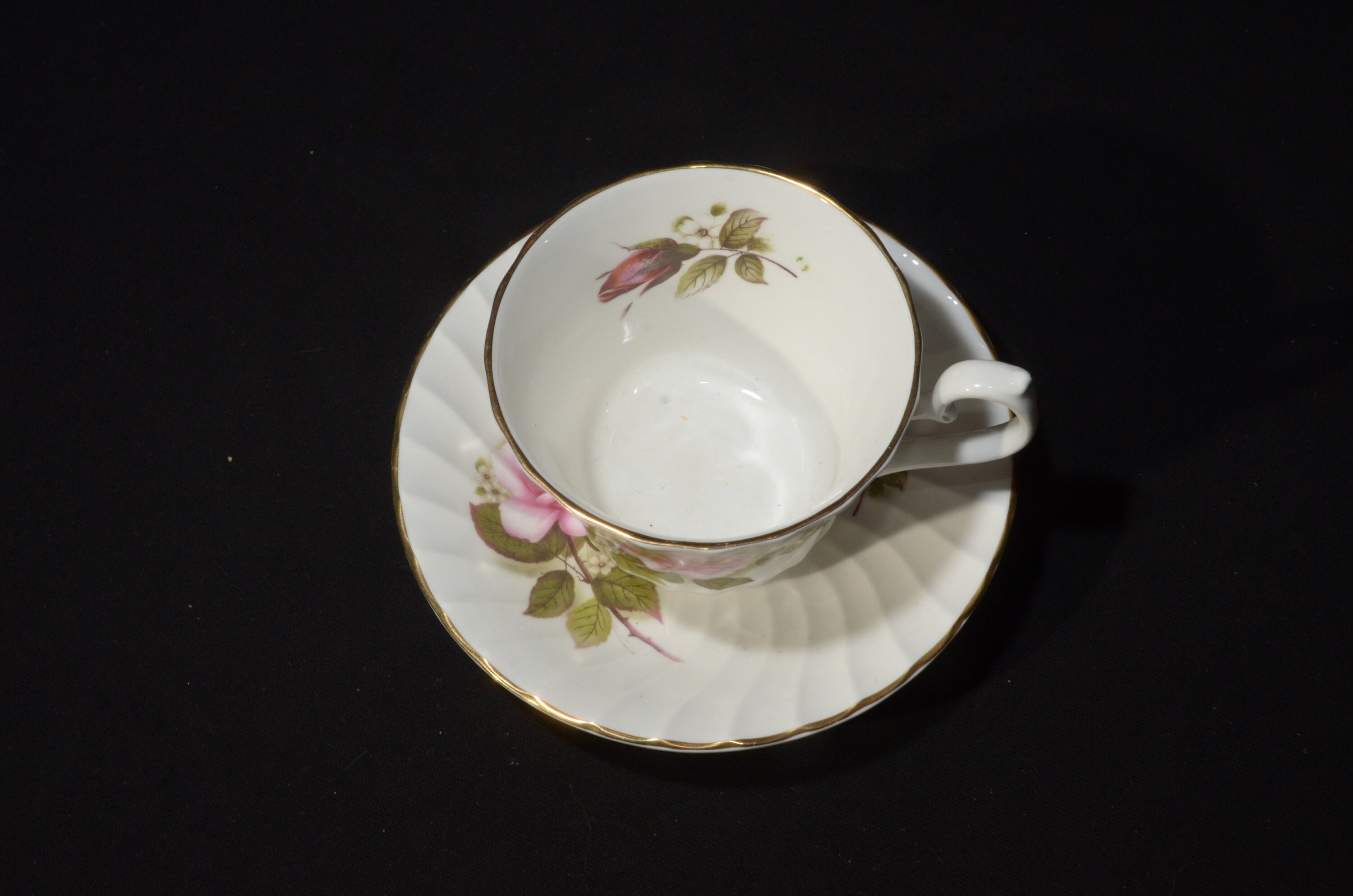 ROYAL VICTORIAN Swirl Teacup and Saucer Pink Cabbage Rose Open Roses ...