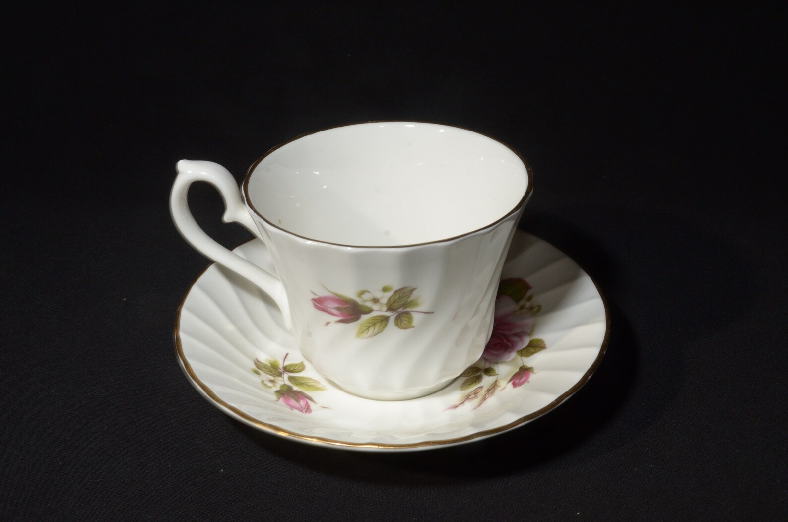 ROYAL VICTORIAN Swirl Teacup and Saucer Pink Cabbage Rose Open Roses ...