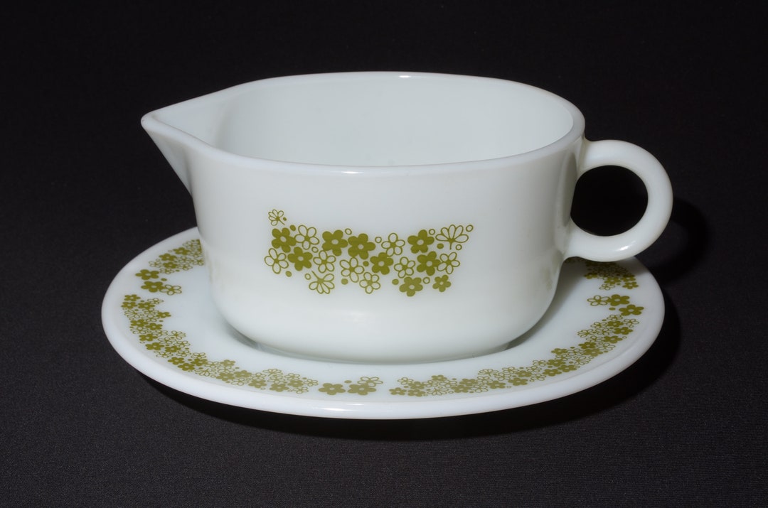 PYREX Spring Blossom Gravy Boat With Underplate Green Crazy Daisy ...