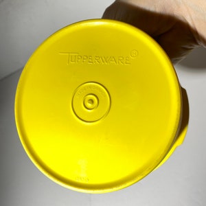 Vintage TUPPERWARE Yellow Round Canister 1297 Servalier Snap on Lid 812 ...