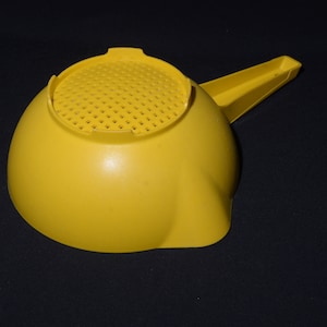 Vintage TUPPERWARE 1200 Yellow Made in Canada 1 Quart Colander Long ...