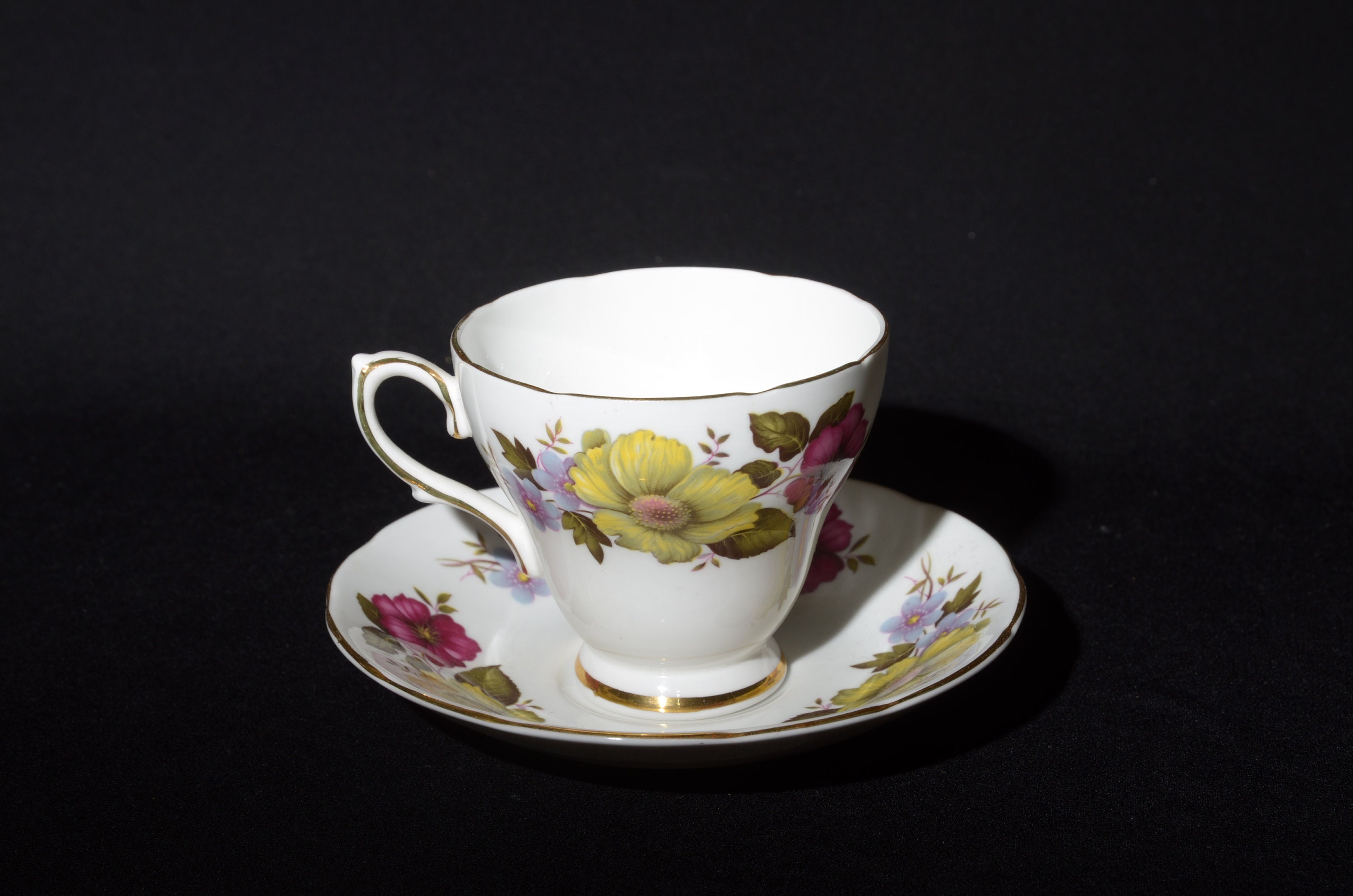 ROYAL SUTHERLAND Bone China Teacup and Saucer Set Gold Rimmed England ...