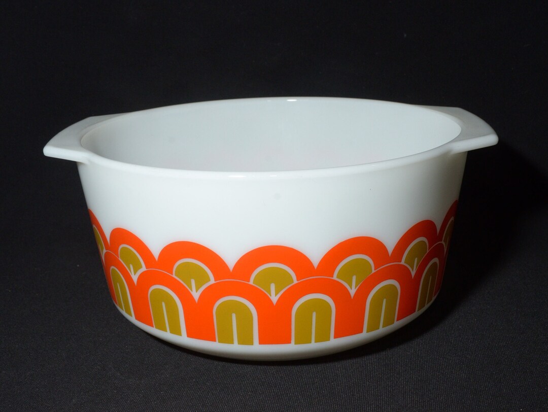 Pyrex ENGLAND JAJ Large and Deep Round Casserole Dish Arches 3 Qt 1971 ...