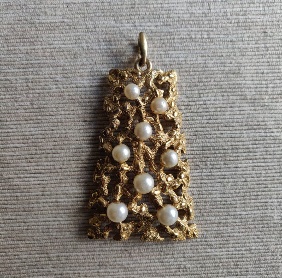 Trifari Pendant/vintage Pendant - Etsy