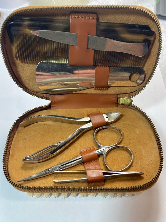 vintage compact and manicure - Gem