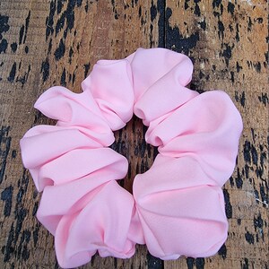 Soft Baby Pink Crepe Scrunchie / Corbata de pelo / Banda de pelo ...