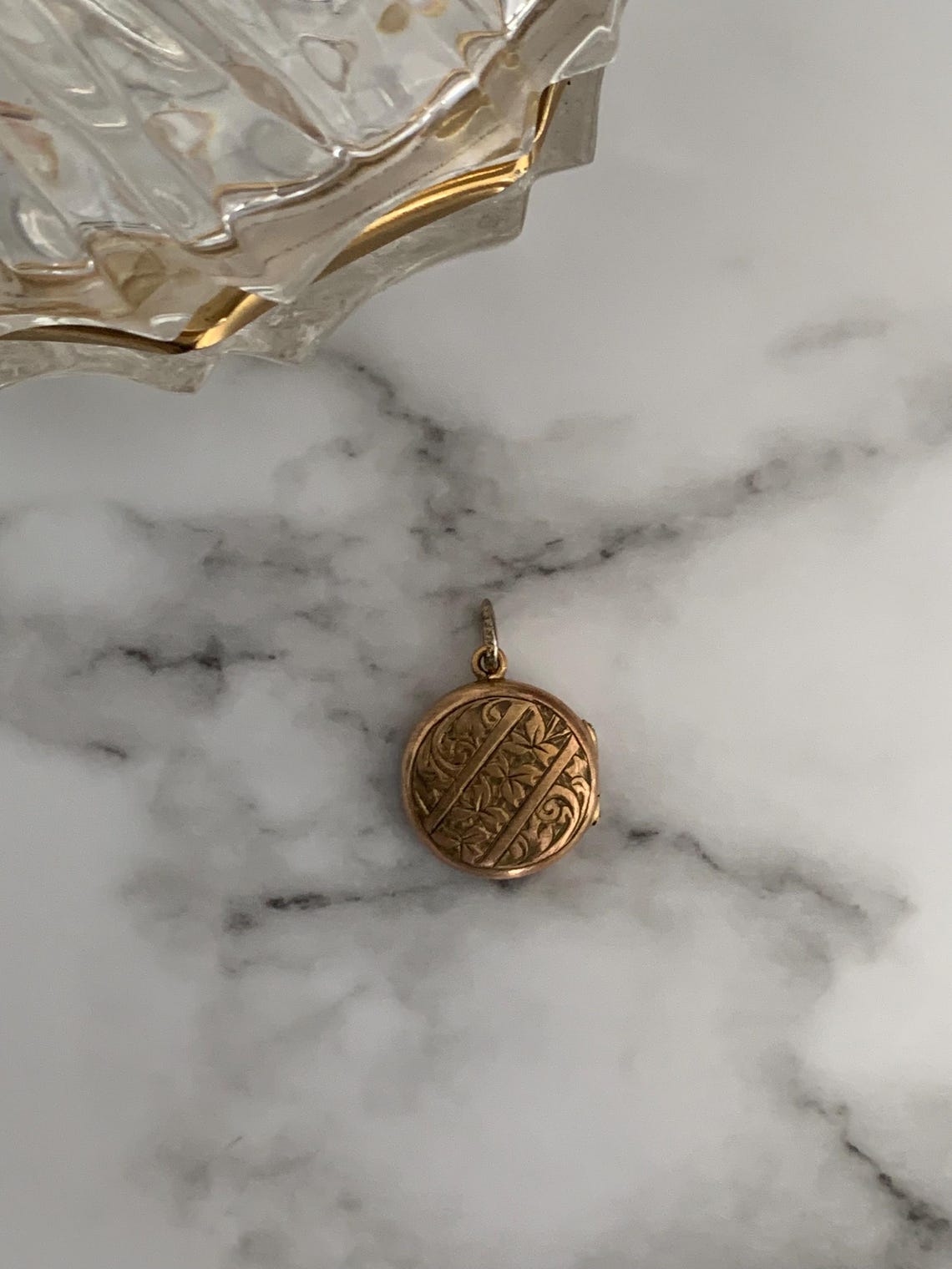 Antique Victorian Rolled Gold Round Locket Leaves Pattern Signs at the ...