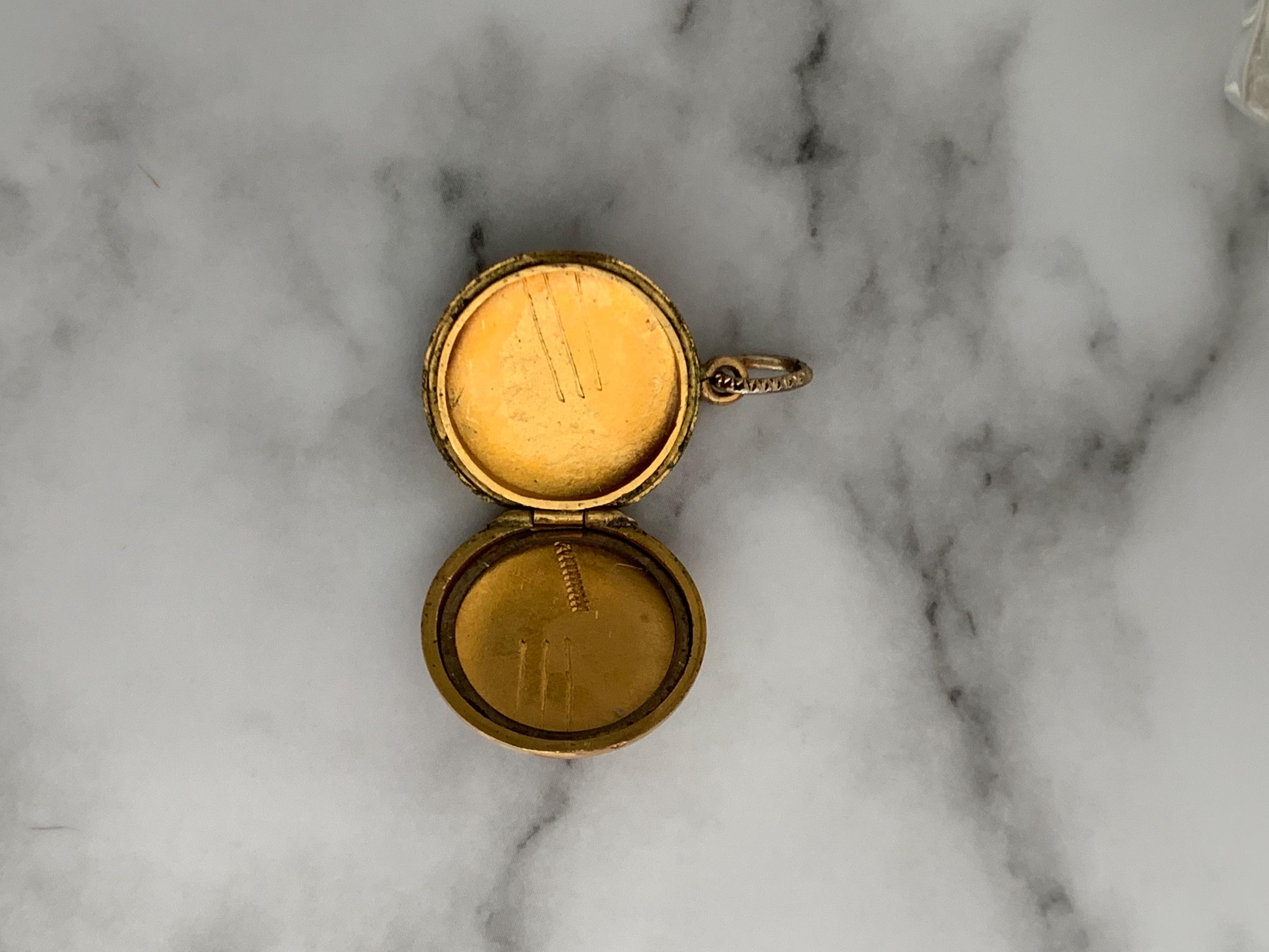 Antique Victorian Rolled Gold Round Locket Leaves Pattern Signs at the ...