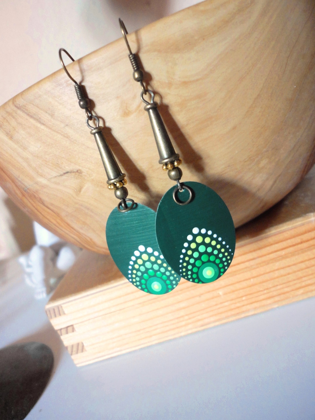 Punkte Mandala Ohrringe handbemalt dot painting grün Recycling ...