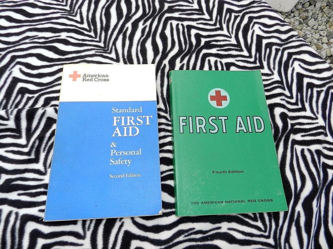2 VINTAGE FIRST AID Books - Etsy