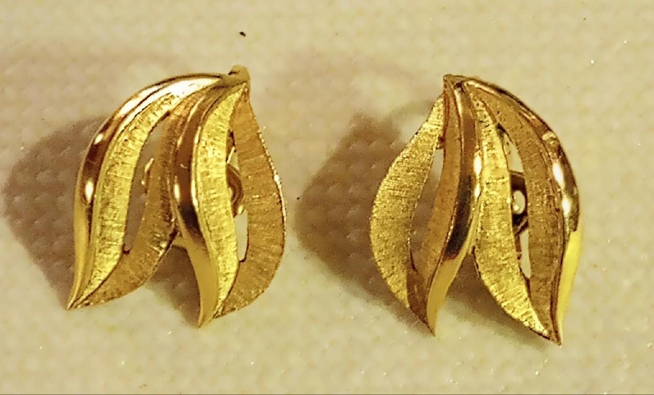 Trifari leaf earrings store