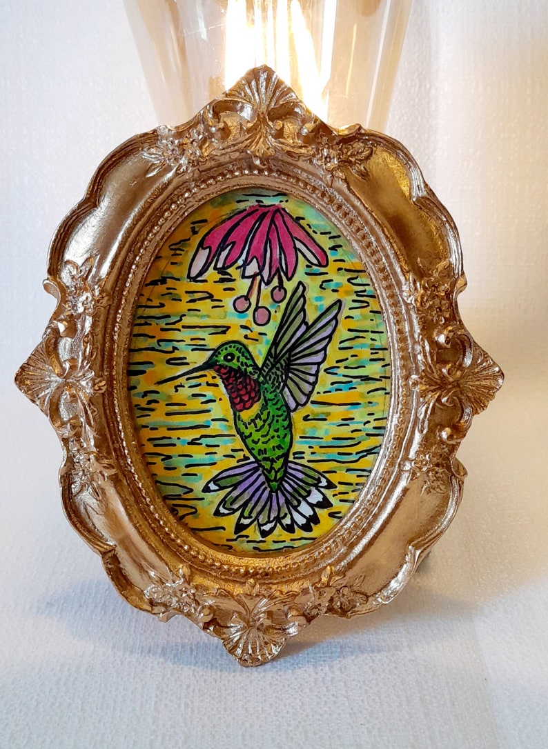 Obra de arte original de colibrí en marco ovalado de oro adornado ...