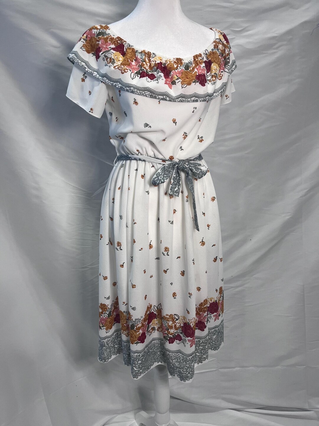 Vintage Jennifer Gee Floral Dress With Scooped Ruffle Neckline Small ...