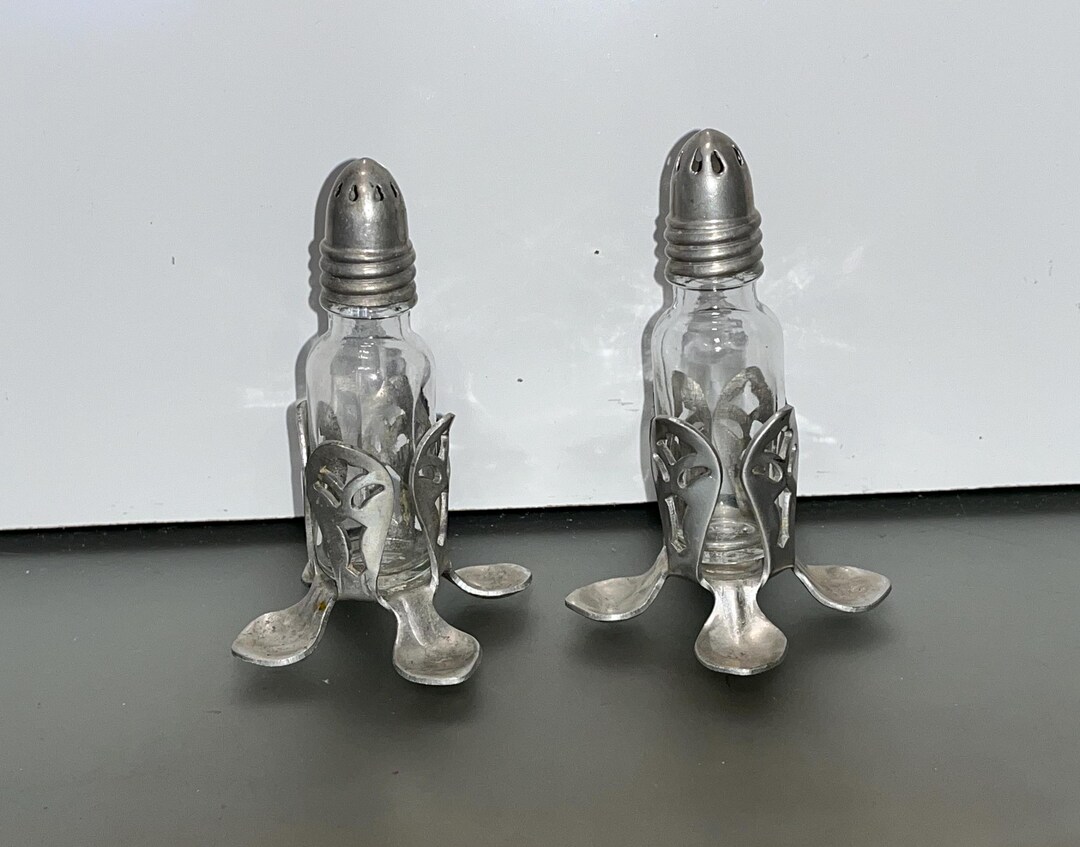 Vintage Salt Pepper, Glass Salt Shakers, Metal Flower Bottom Salt ...
