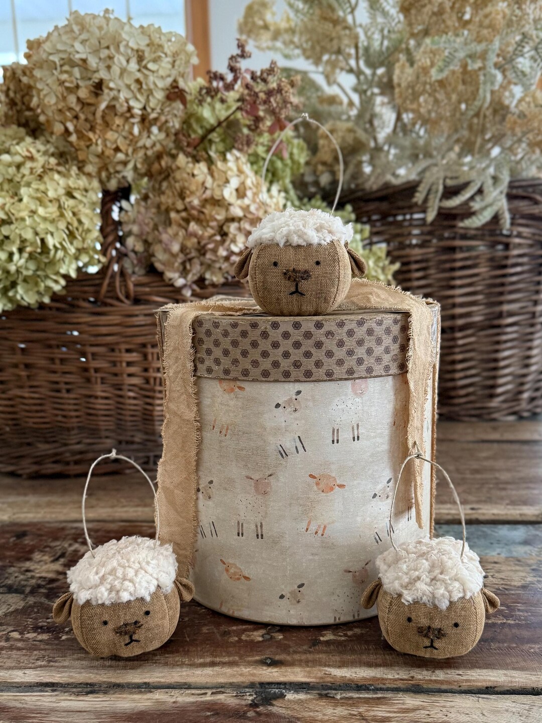 LARGE Primitive Lamb Shaker Box ~ Primitive Hat Box ~ Primitive Easter ...