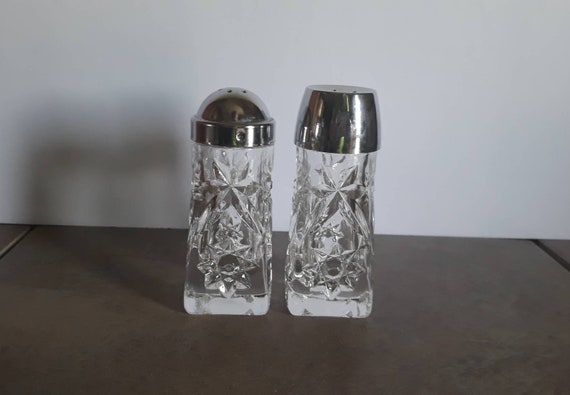 SALE Starburst Mid Century Classic Vintage Salt Pepper Shaker Set Thick Glass Square Bottoms Round Silvertone Mismatched Chrome Caps Etsy Canada