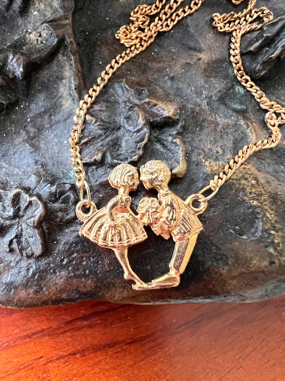 Vintage 9ct Gold Kissing Couple Pendant Necklace. Lov… - Gem
