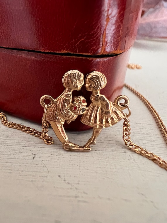 Vintage 9ct Gold Kissing Couple Pendant Necklace. Lov… - Gem