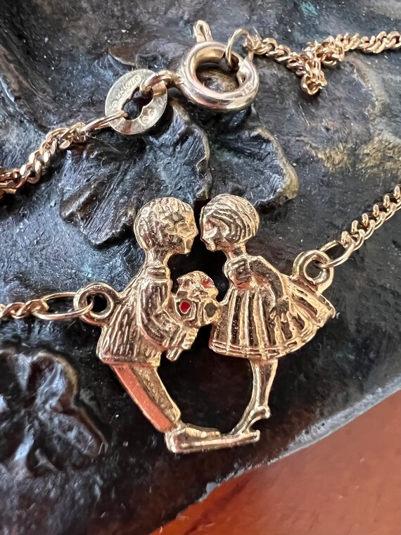 Vintage 9ct Gold Kissing Couple Pendant Necklace. Lov… - Gem