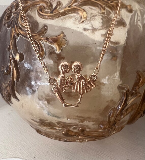 Vintage 9ct Gold Kissing Couple Pendant Necklace. Lov… - Gem