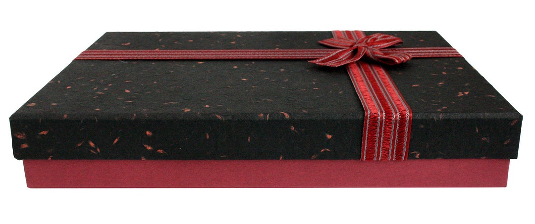 Boîte texturée bordeaux avec couvercle noir, intérieur marron, ruban ...