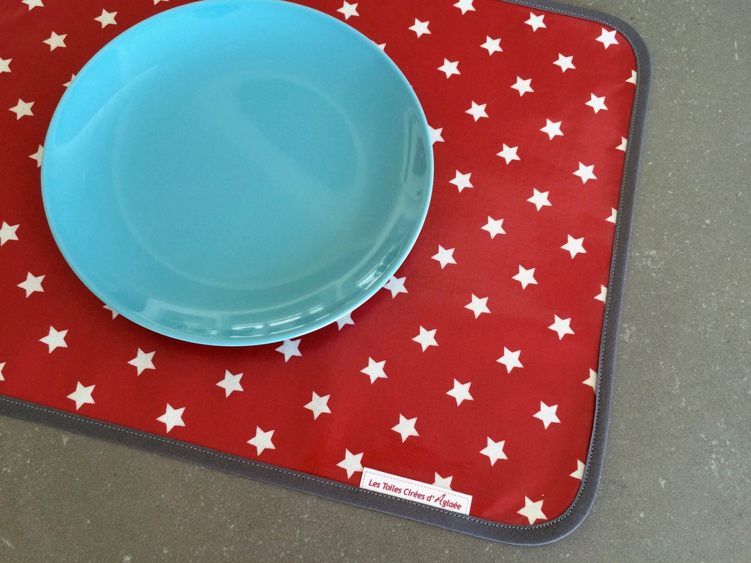 Set de table rouge motif étoiles blanches réalisé en toile cirée - Etsy ...