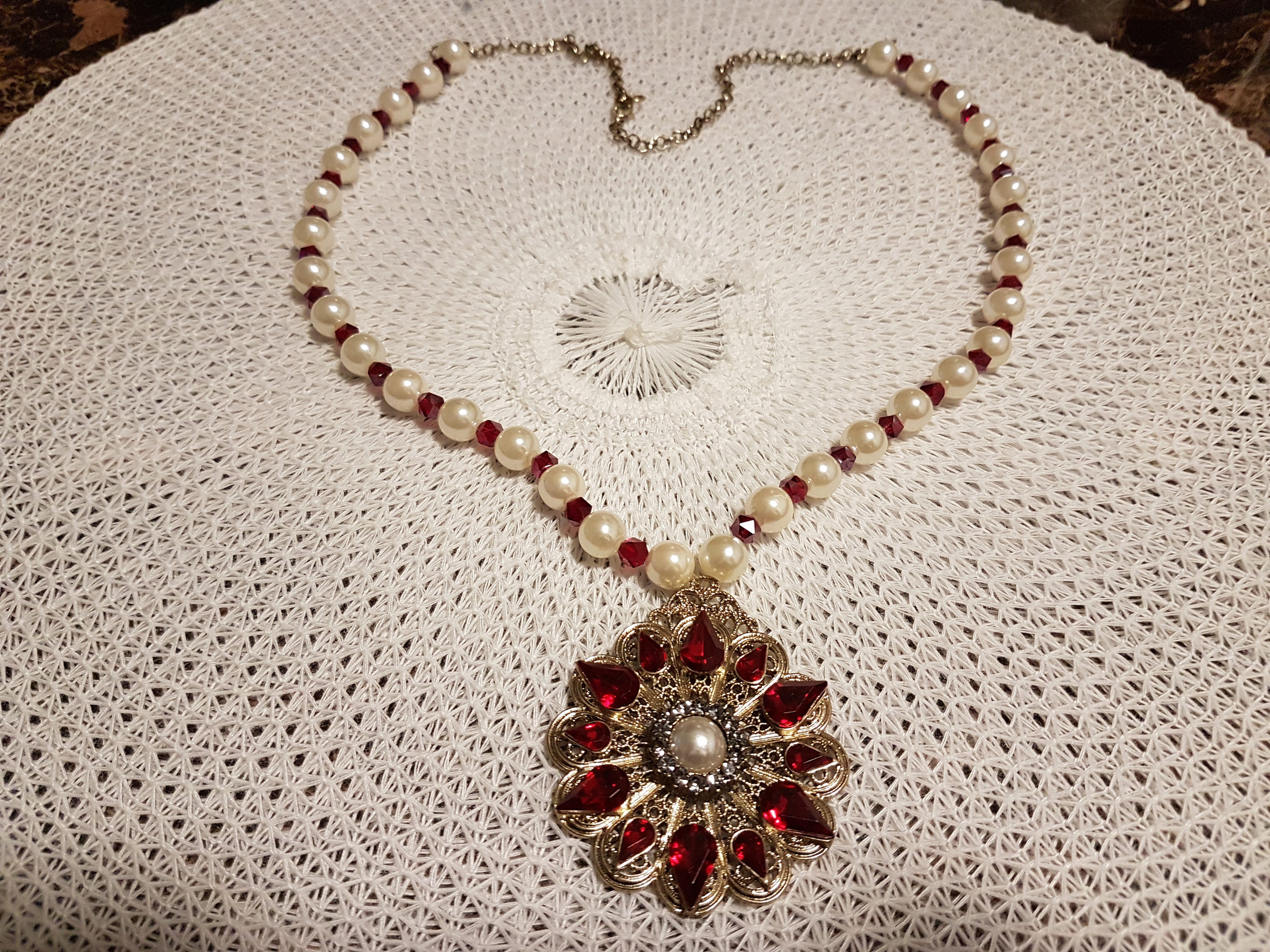 Collar de perlas rojas y blancas con colgante - Etsy España