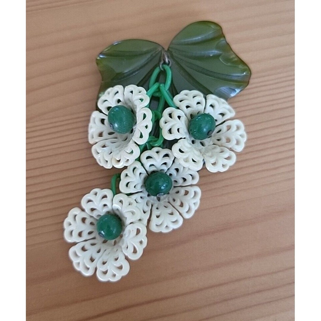 Vintage Bakelite Leaf Brooch Pin Celluloid Chain and Green & White ...