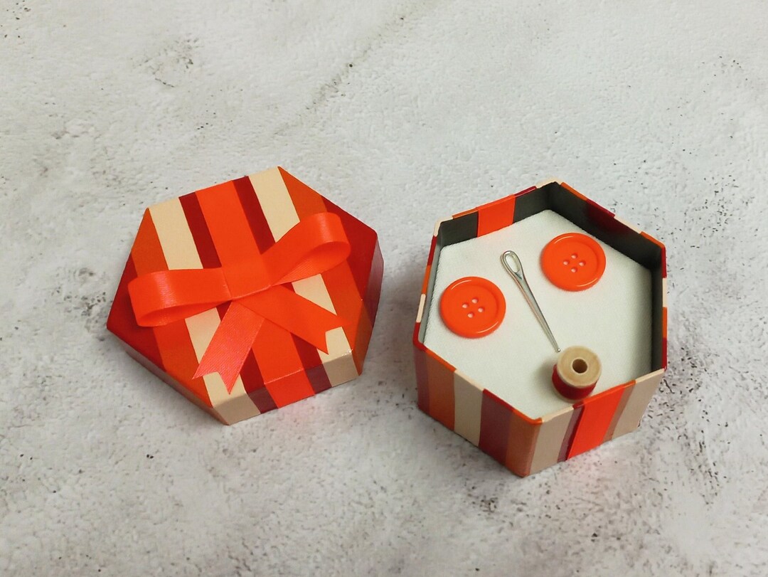 Button Box CORALINE fire-cream How Would Your OTHER Mothers Box Be ...