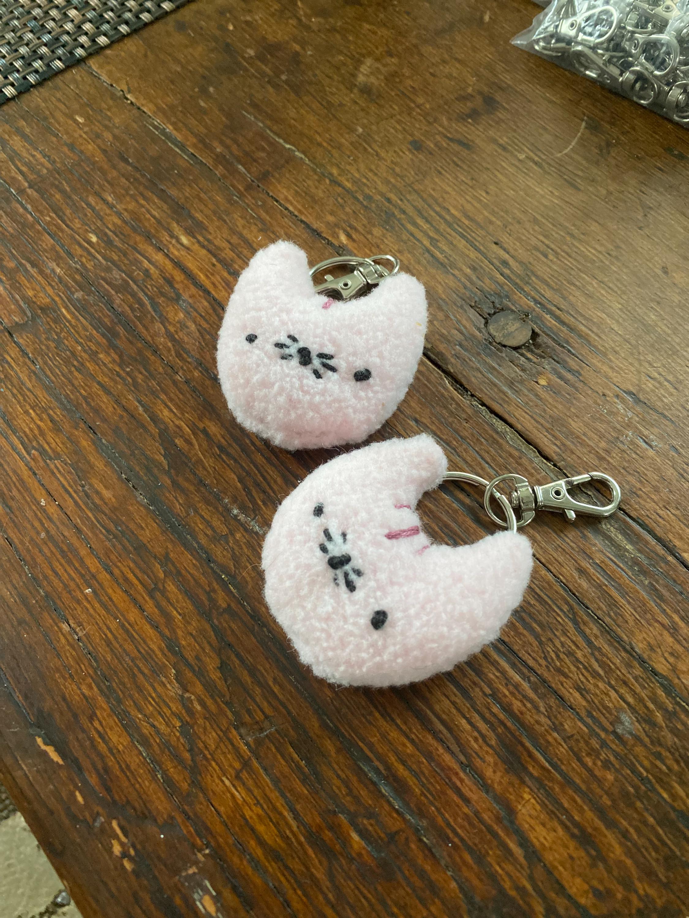 Hand Embroidered Cat Keychain // Handmade Plush Cat Accessory - Etsy
