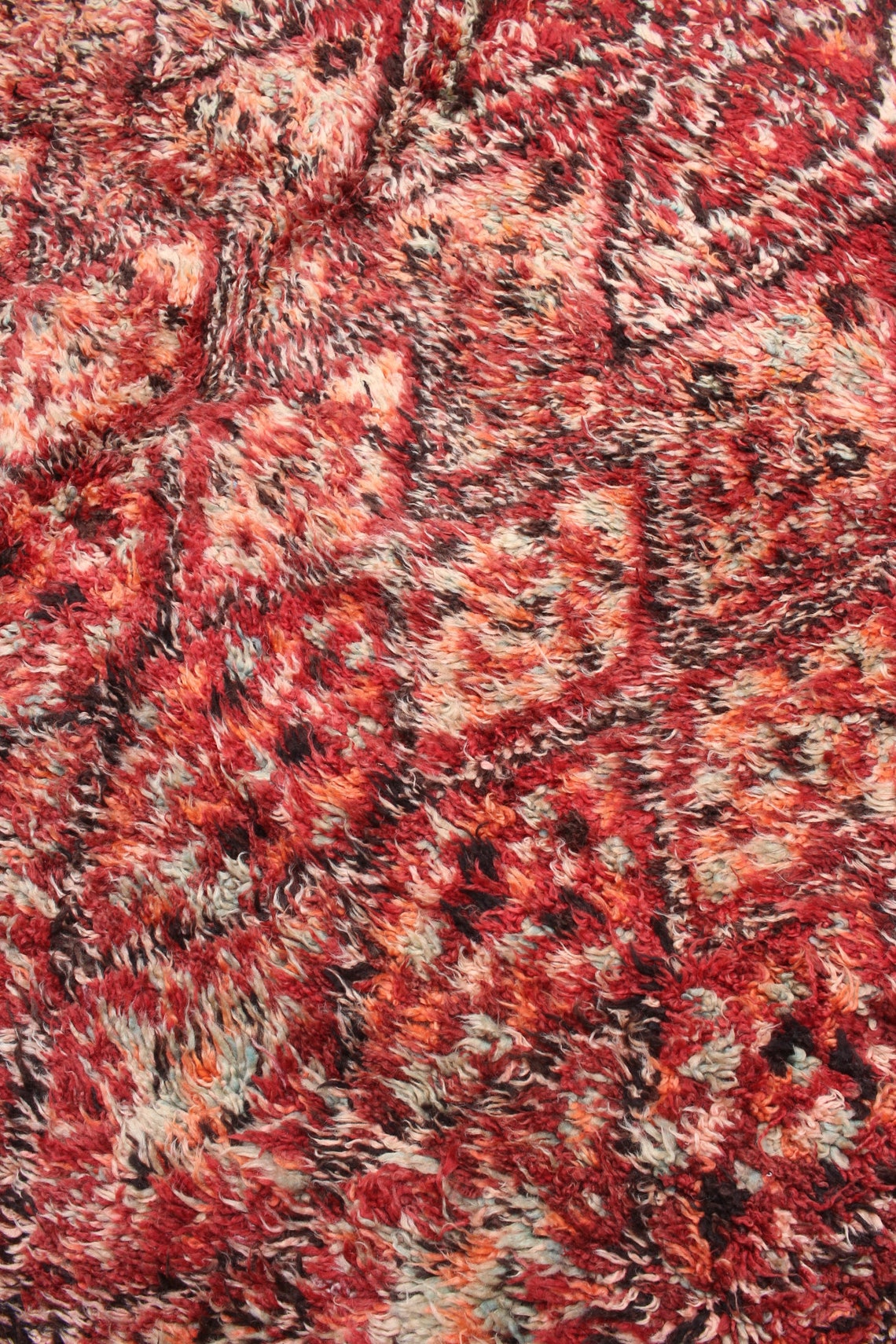 AUTUMN HAZE - Vintage Beni M'guild Moroccan Shag Rug (red, Orange, Mint ...