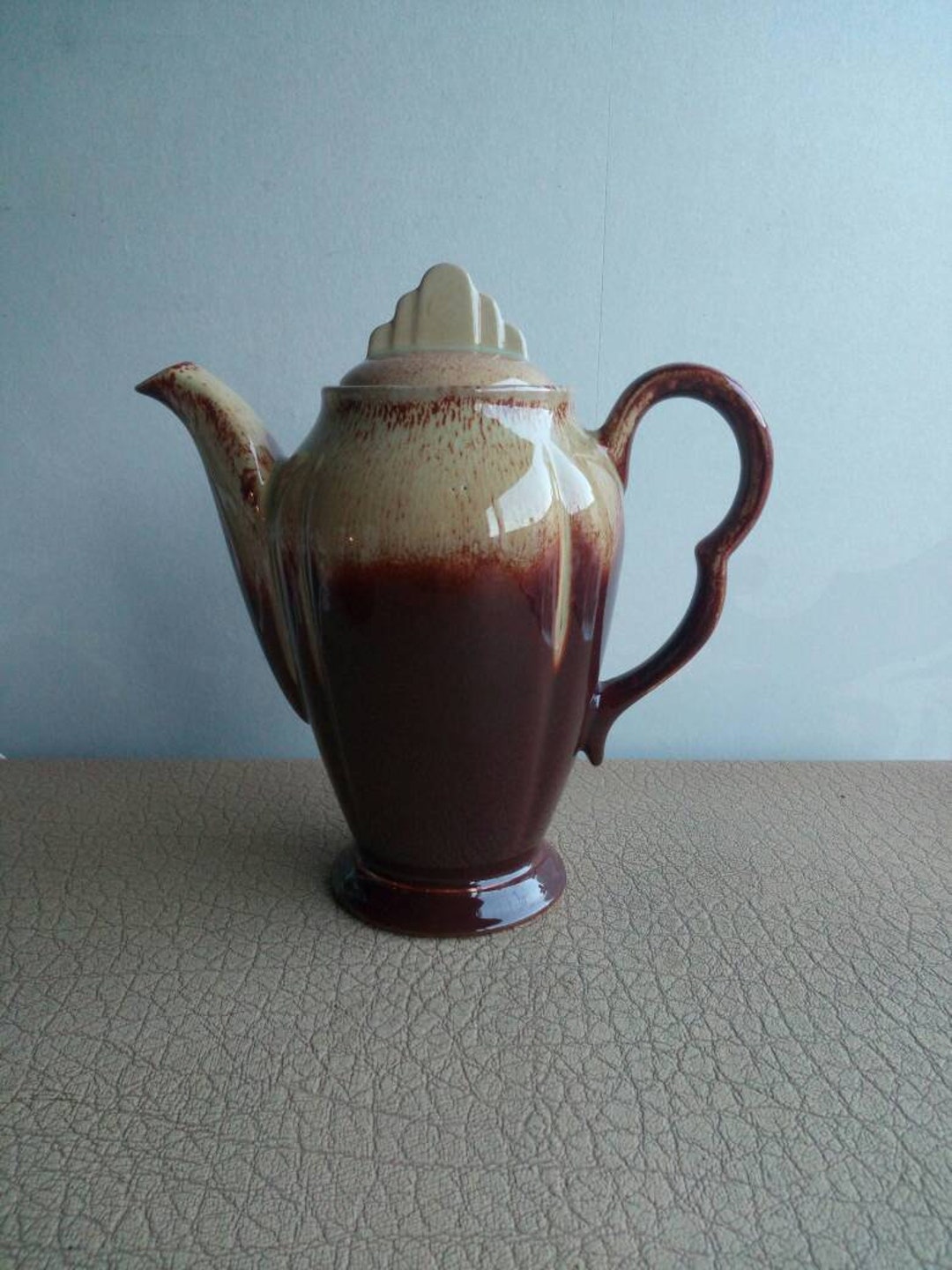 Tetera o café art déco bicolor de loza antigua, marrón oscuro brillante ...