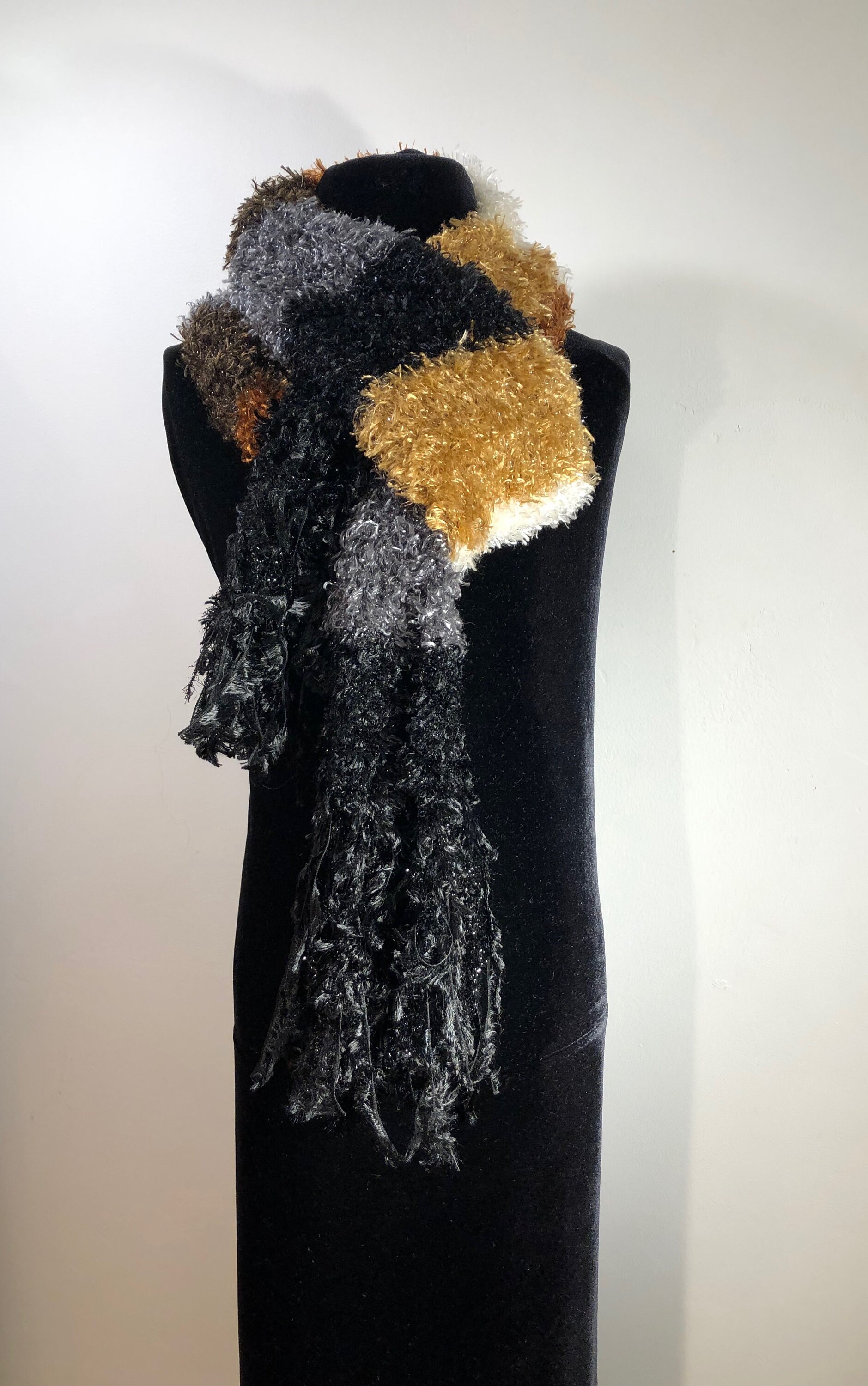 Cejón Una bufanda de punto brillante en bucle con bandas cobriz ...