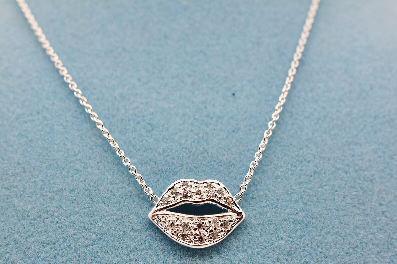 925 Sterling Silver White Diamond Kissing Lips Pendant - Etsy