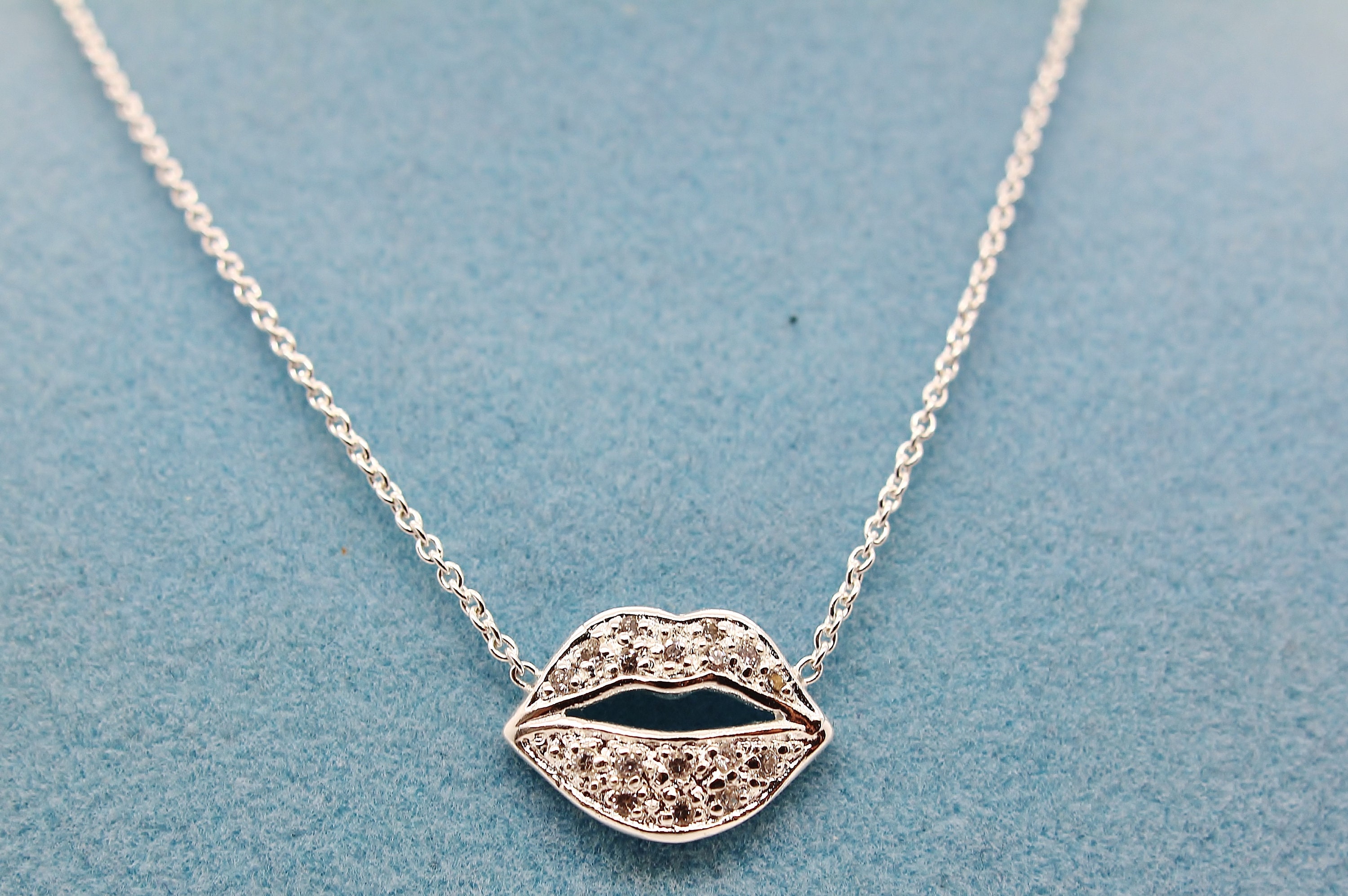 925 Sterling Silver White Diamond Kissing Lips Pendant - Etsy