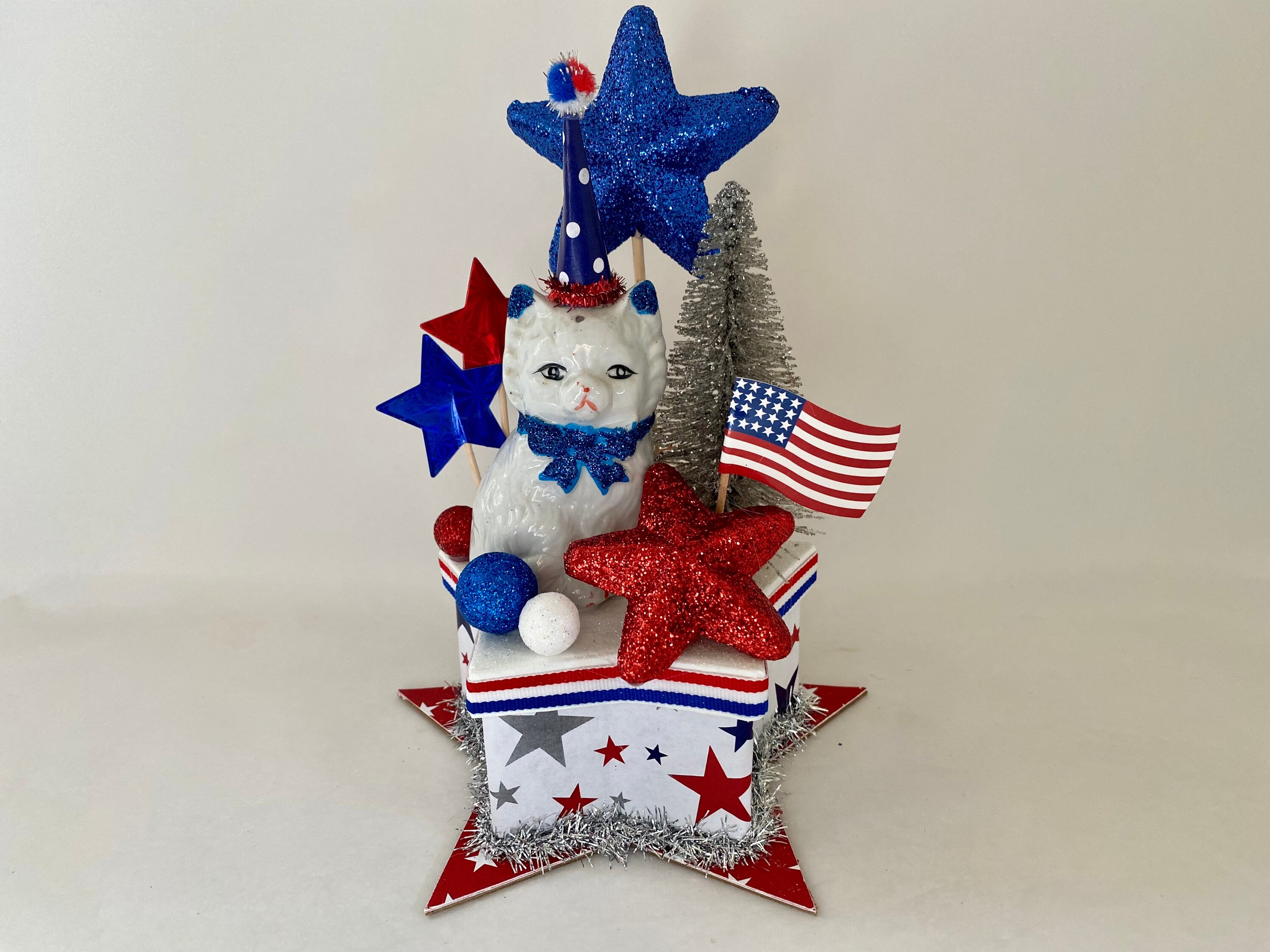 White Cat PATRIOTIC Assemblage OOAK Box Mixed Media Kitsch Retro 4th of ...
