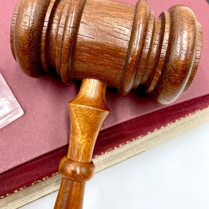 Vintage Wooden Gavel With Clear Acrylic Stand Auctioneer Gavel Judge ...