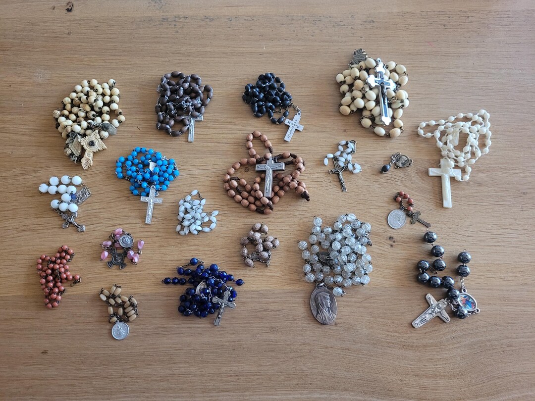 Lot of Catholic Rosaries, Different Colors, DIY, Broken Rosaries Etc ...