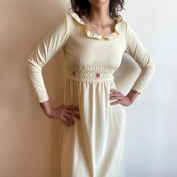 70s Ivory White Gown Crochet Applique Cummerbund Wais… - Gem