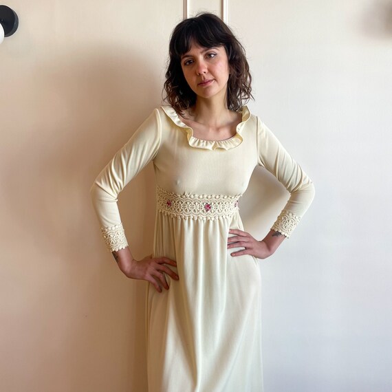 70s Ivory White Gown Crochet Applique Cummerbund Wais… - Gem