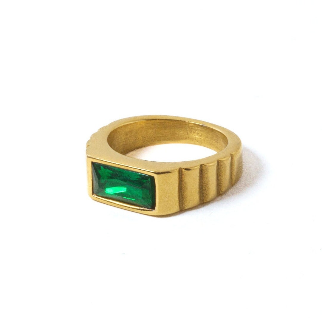Unisex 18k Gold Signet Style Ring With Green CS Emerald Stone Flush ...