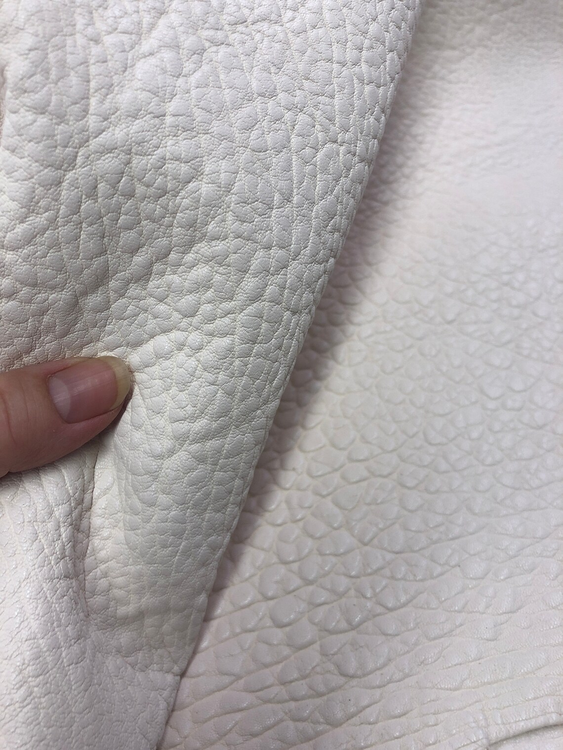 LEATHER TEXTURED Goatskin Hide, Thickness 1.2 Mm, Skin Size Average 6 ...