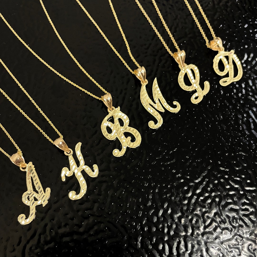 Colgante de letra cursiva inicial mayúscula con escritura texturizada ...