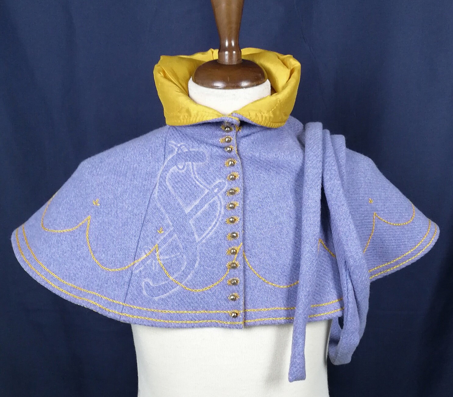 Capucha medieval con bordados hechos a mano botones de seda y | Etsy