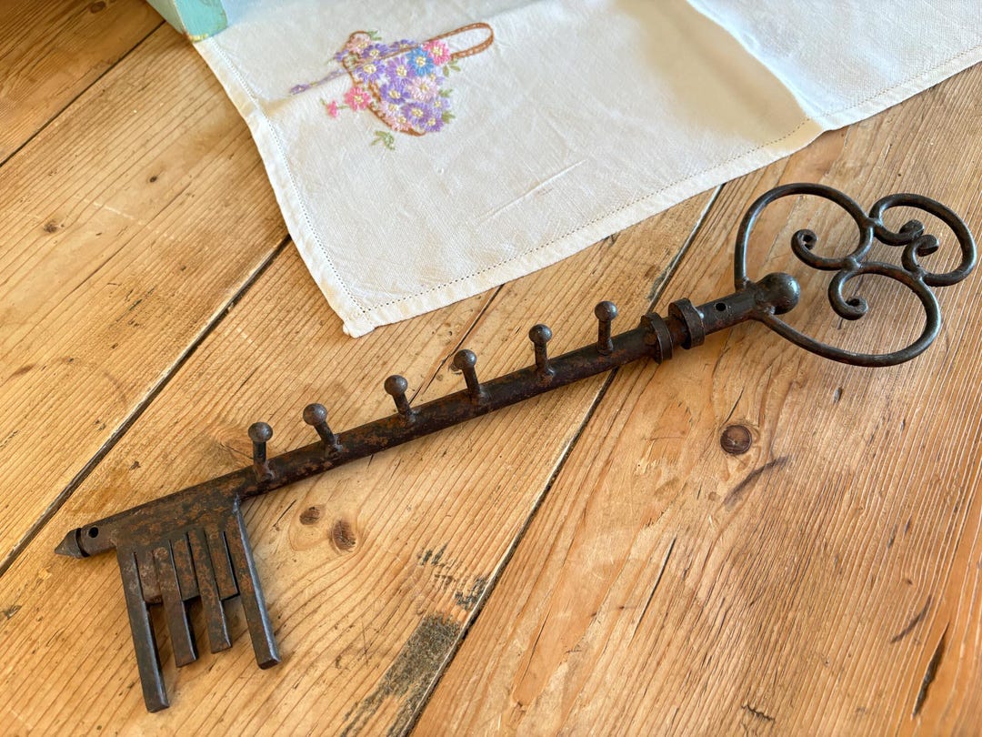 Vintage Key-shaped Metal Peg Rail: Rustic Coat Hook Rack - Etsy UK