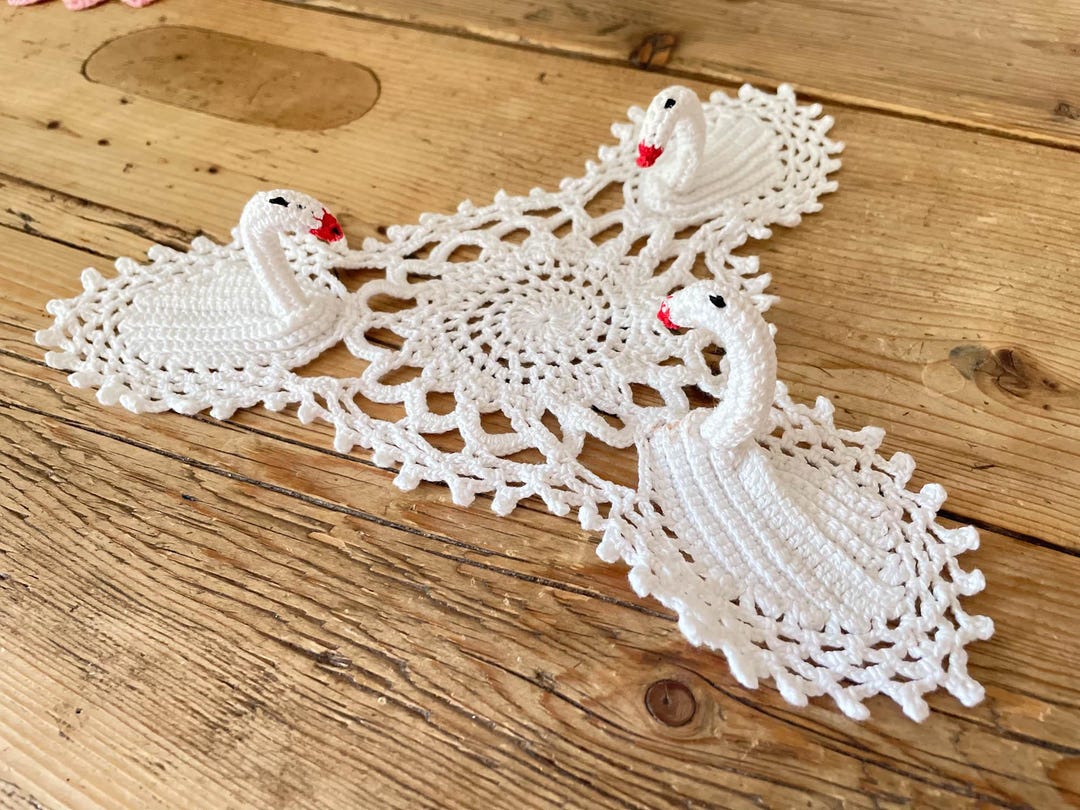 Vintage Crochet Swans Table Centre/vintage Crochet Doily /vintage Decor ...