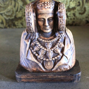 Old Lady of Elche Complex, Old Lady Sculpture, Lady of Elche Sculptures ...